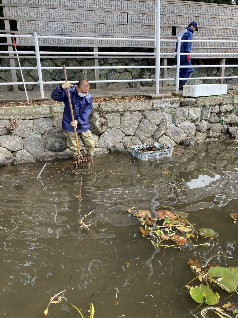 池の清掃をさせて頂きました～伊勢支店～